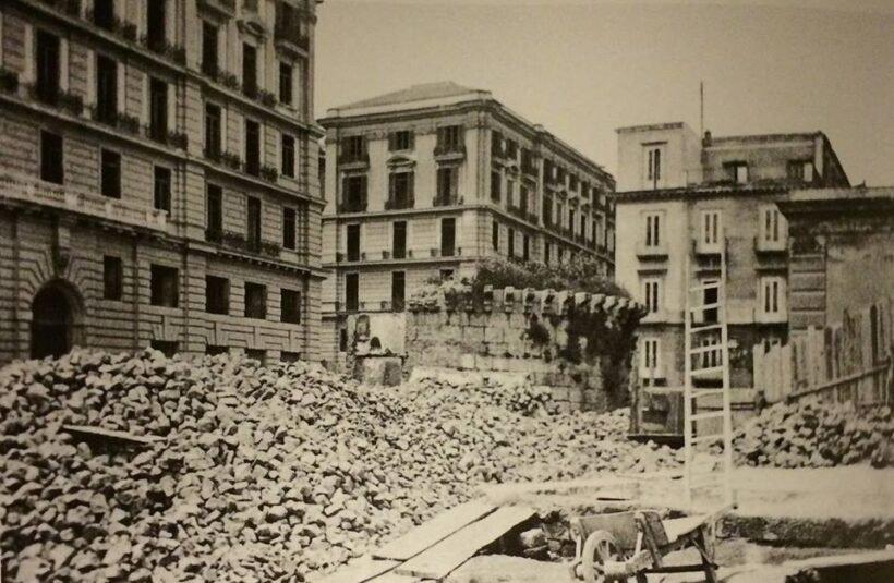 La storia di Piazza Garibaldi, un luogo senza pace