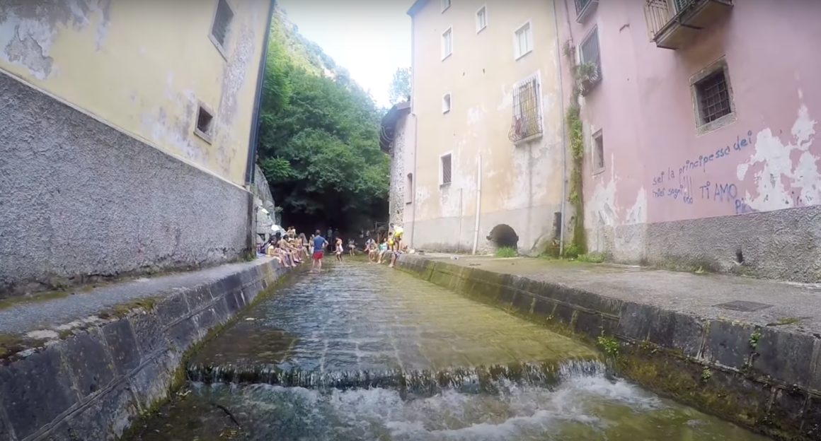 'A Chiena di Campagna: un'usanza estiva rinfrescante